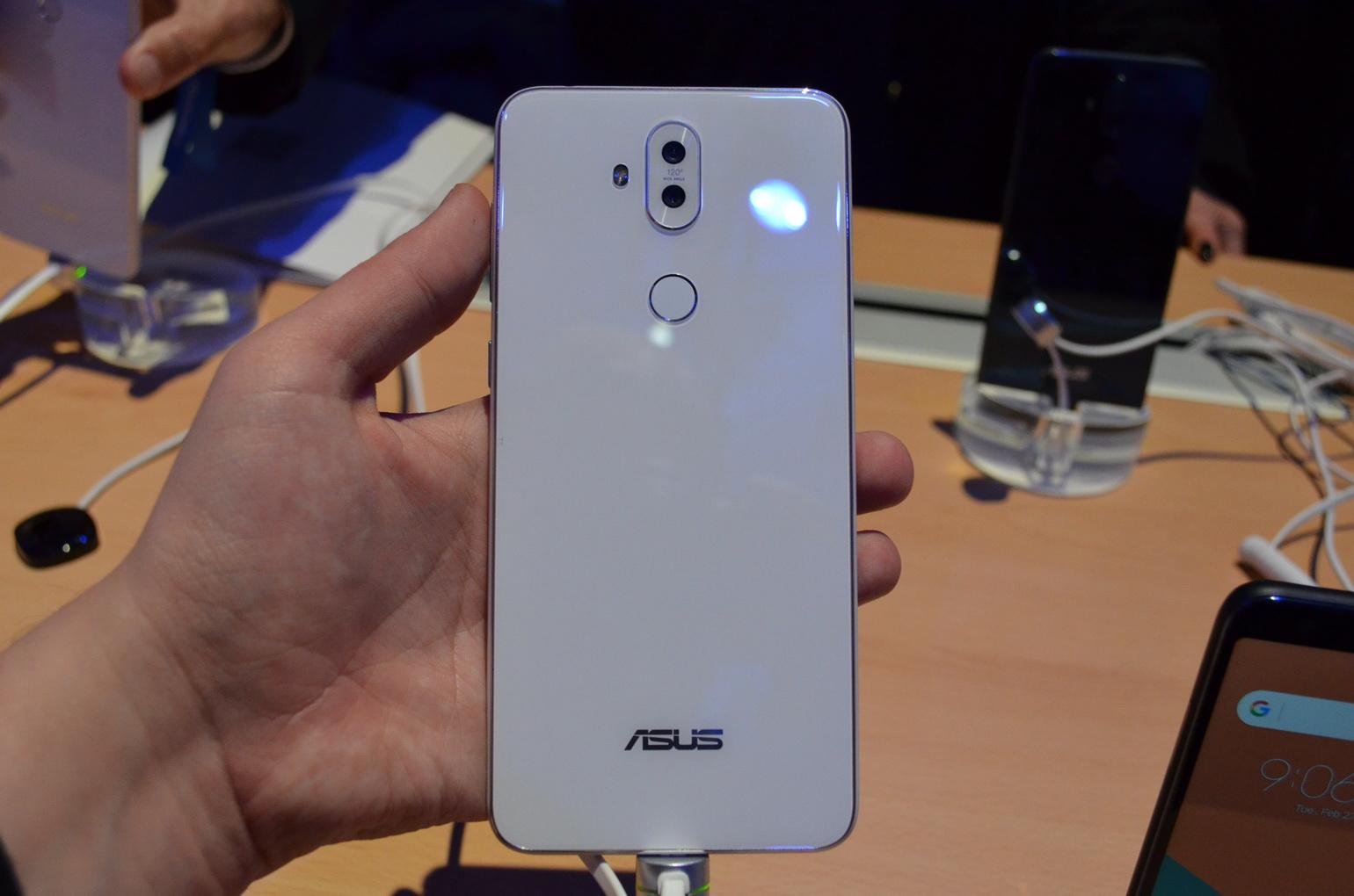 MWC 2018: ASUS ZenFone 5 Lite prezentare hands-on - telefon midrange în ...