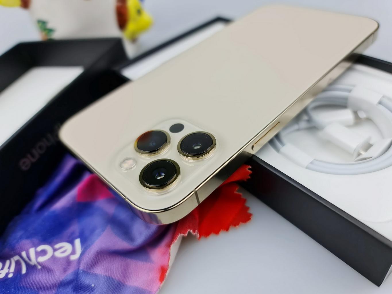 Apple iPhone 12 Pro Max Unboxing: mare, dar uşor de mânuit datorită ...