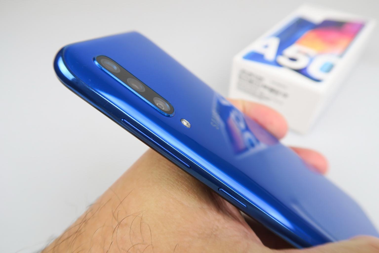 Samsung Galaxy A50 Unboxing: cel mai dorit telefon midrange vine cu ...