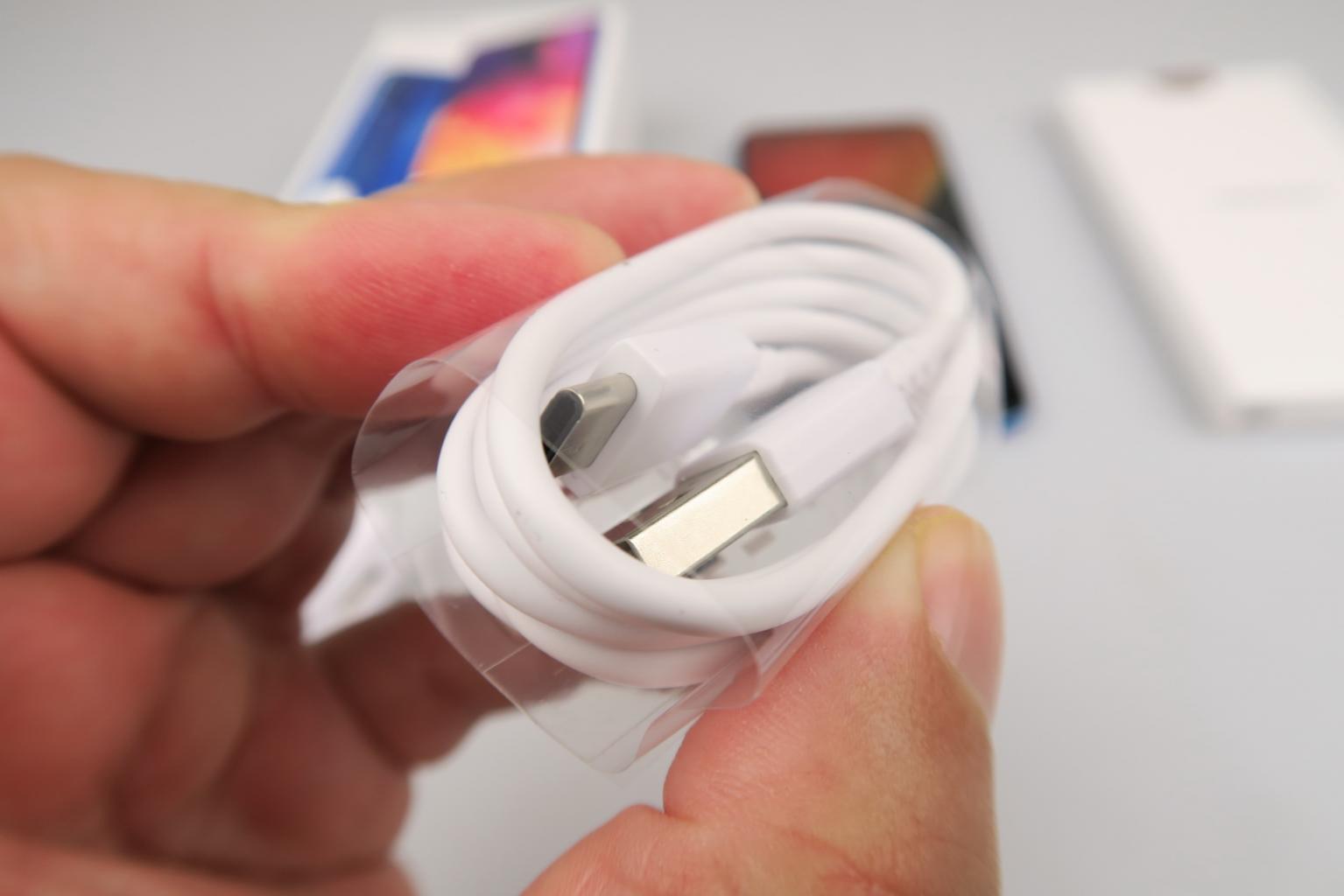 Samsung Galaxy A50 Unboxing: cel mai dorit telefon midrange vine cu ...