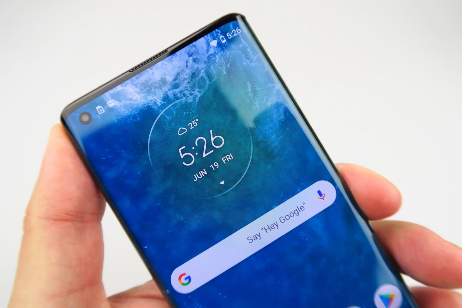 Motorola Edge: Display nemărginit, curbat, viu colorat