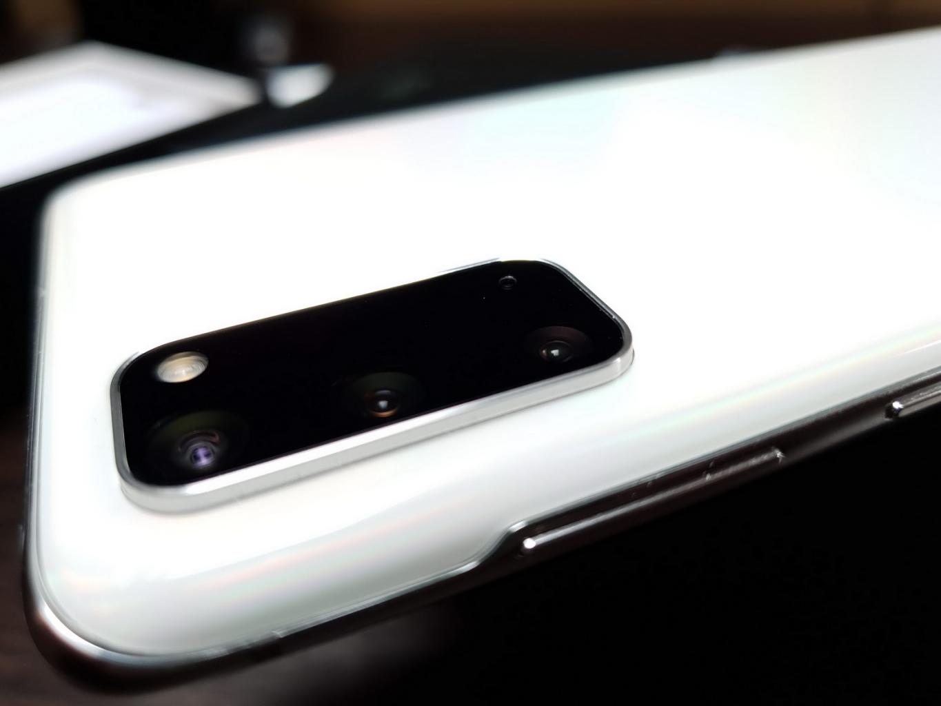 Samsung Galaxy S20: Design mignon, compact, din materiale premium