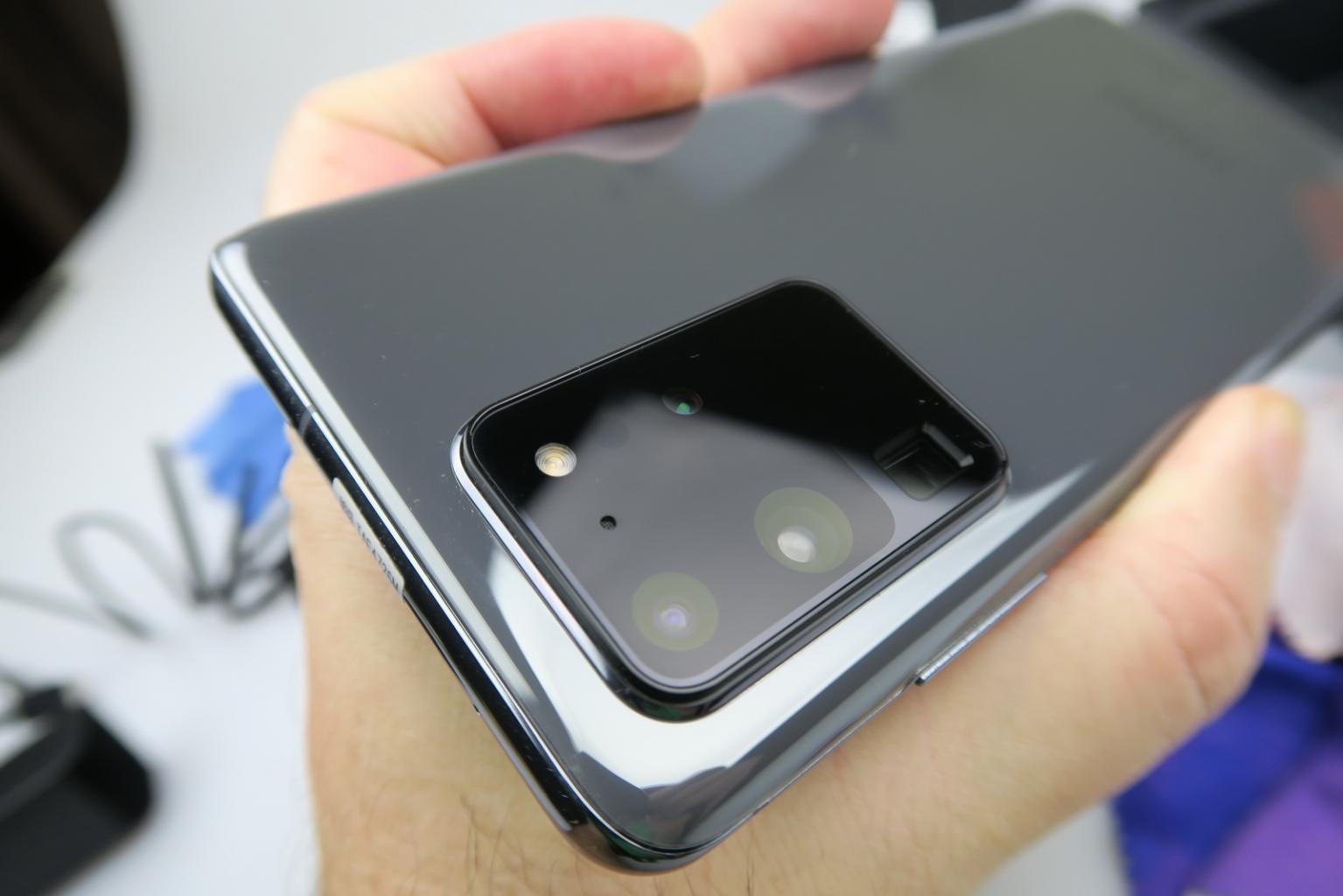 Samsung Galaxy S20 Ultra 5G: Design memorabil, din materiale premium ...