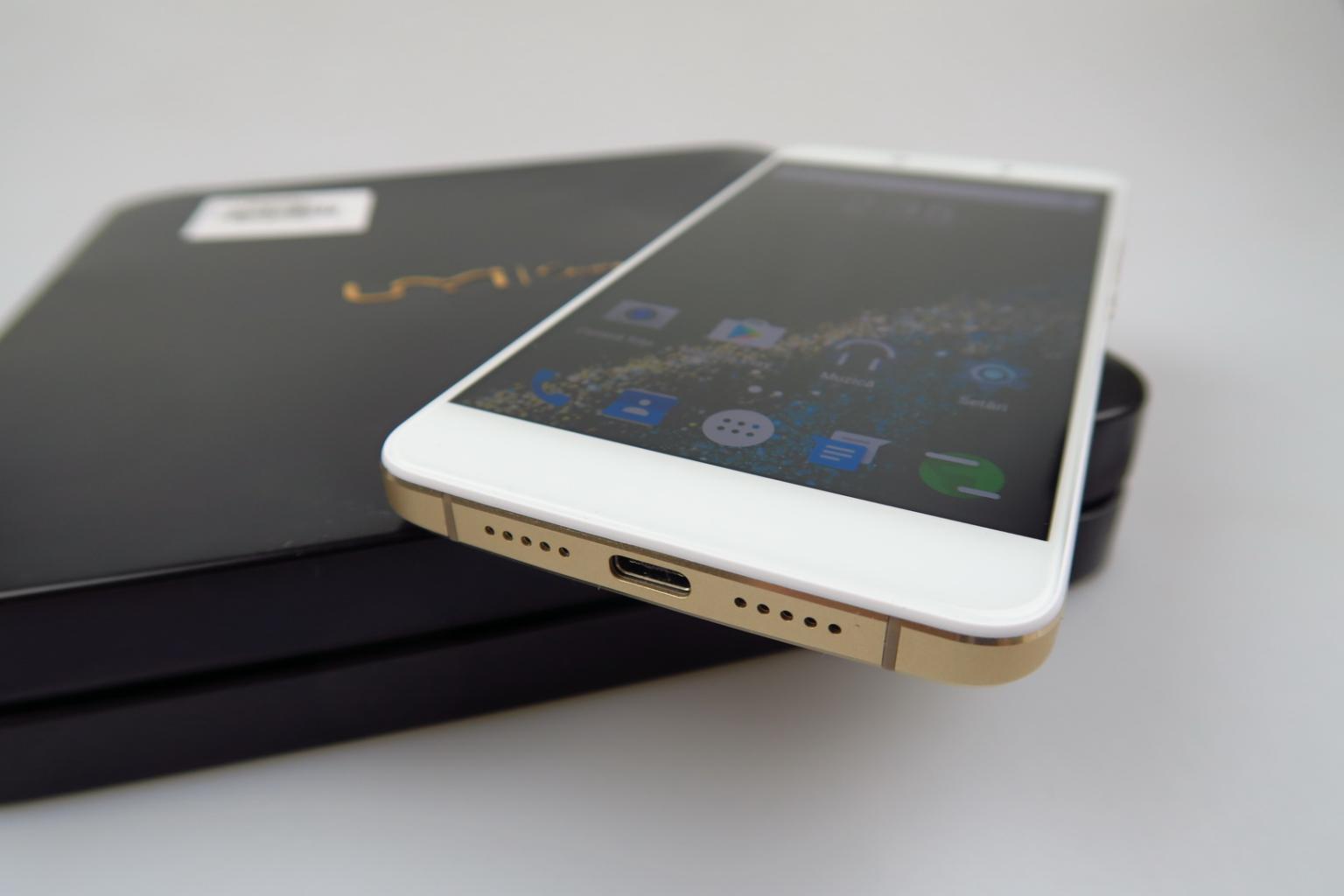 UMi Super unboxing: smartphone cu 4 GB RAM şi buton Home hipnotic (Video)