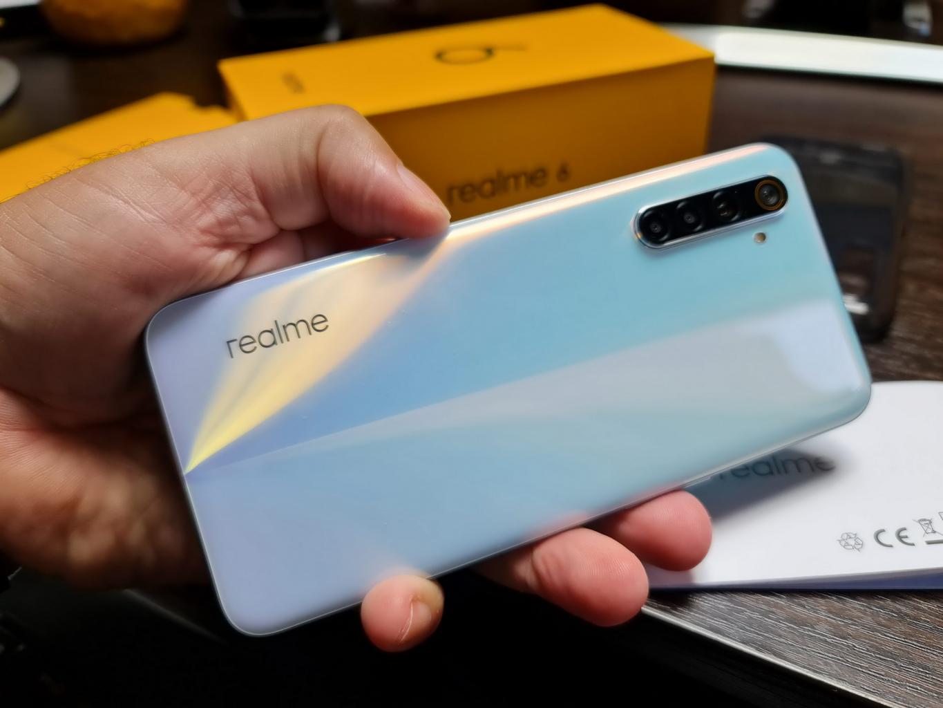 Realme 6 Unboxing: cine a zis că gaming-ul pe mobil trebuie să fie ...