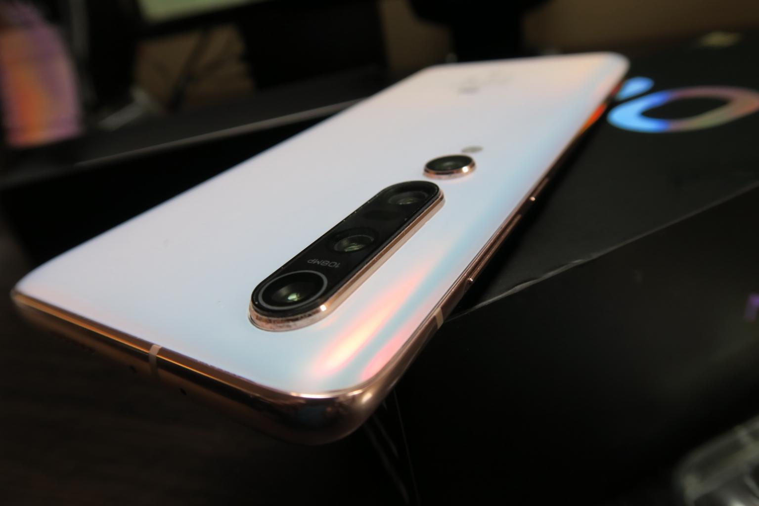 Xiaomi Mi 10 Pro 5G: Design de "argint viu", cu sticlă mată şi metal