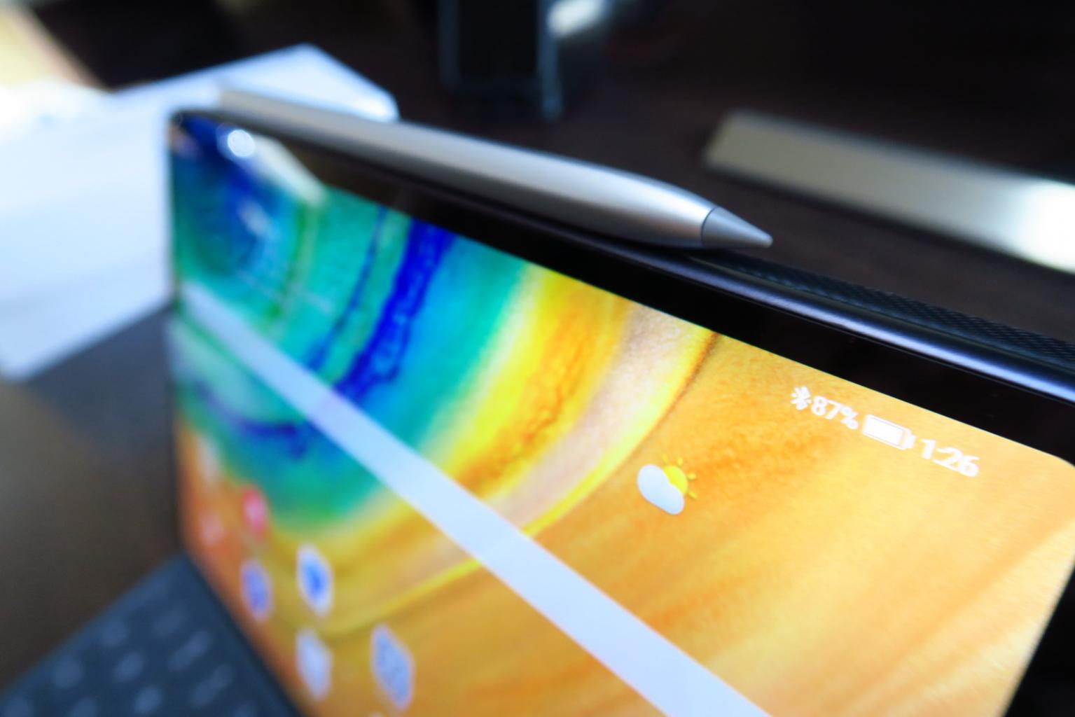 Huawei MatePad Pro: Design în sfârşit original, panou din sticlă cum nu ...